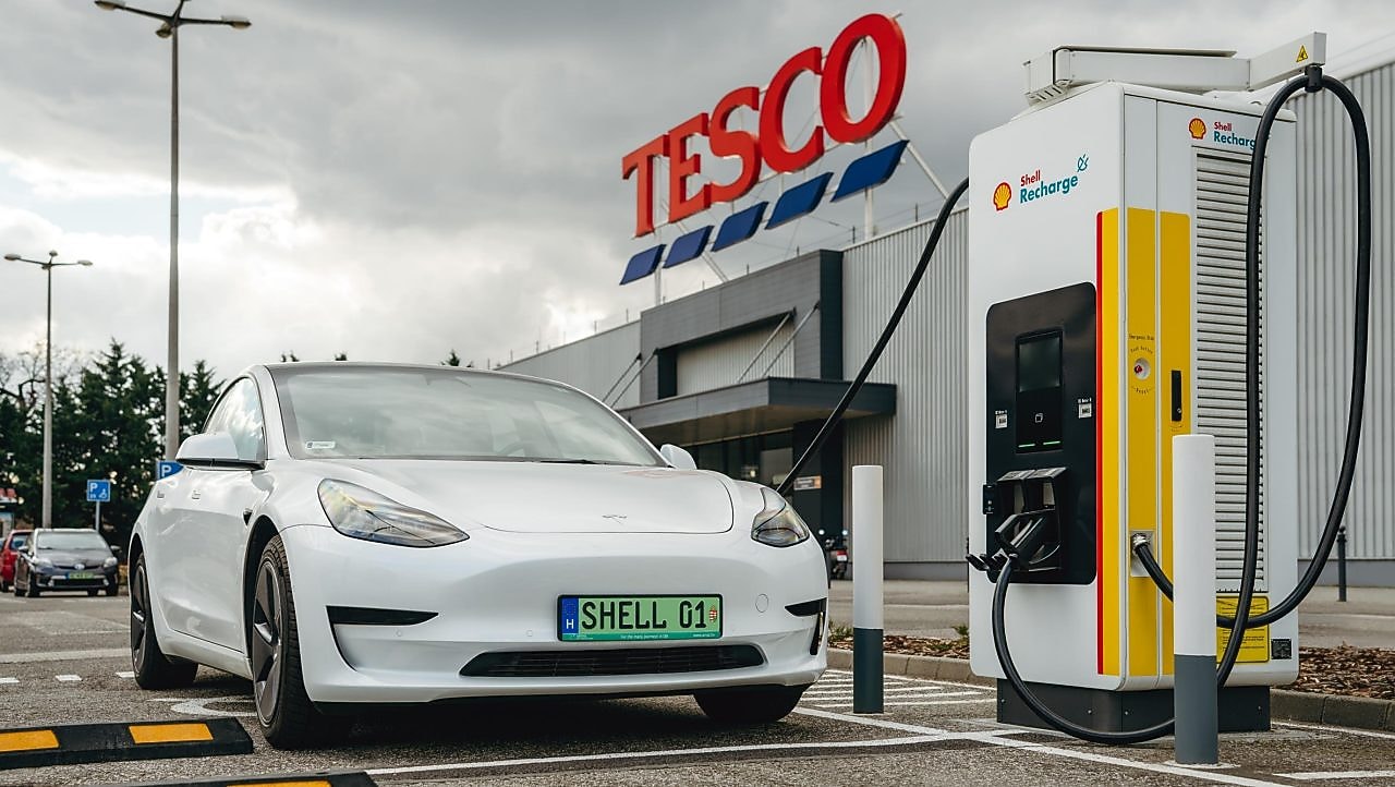 Folyamatosan bővíti saját elektromos autótöltő hálózatát a Shell | A ...